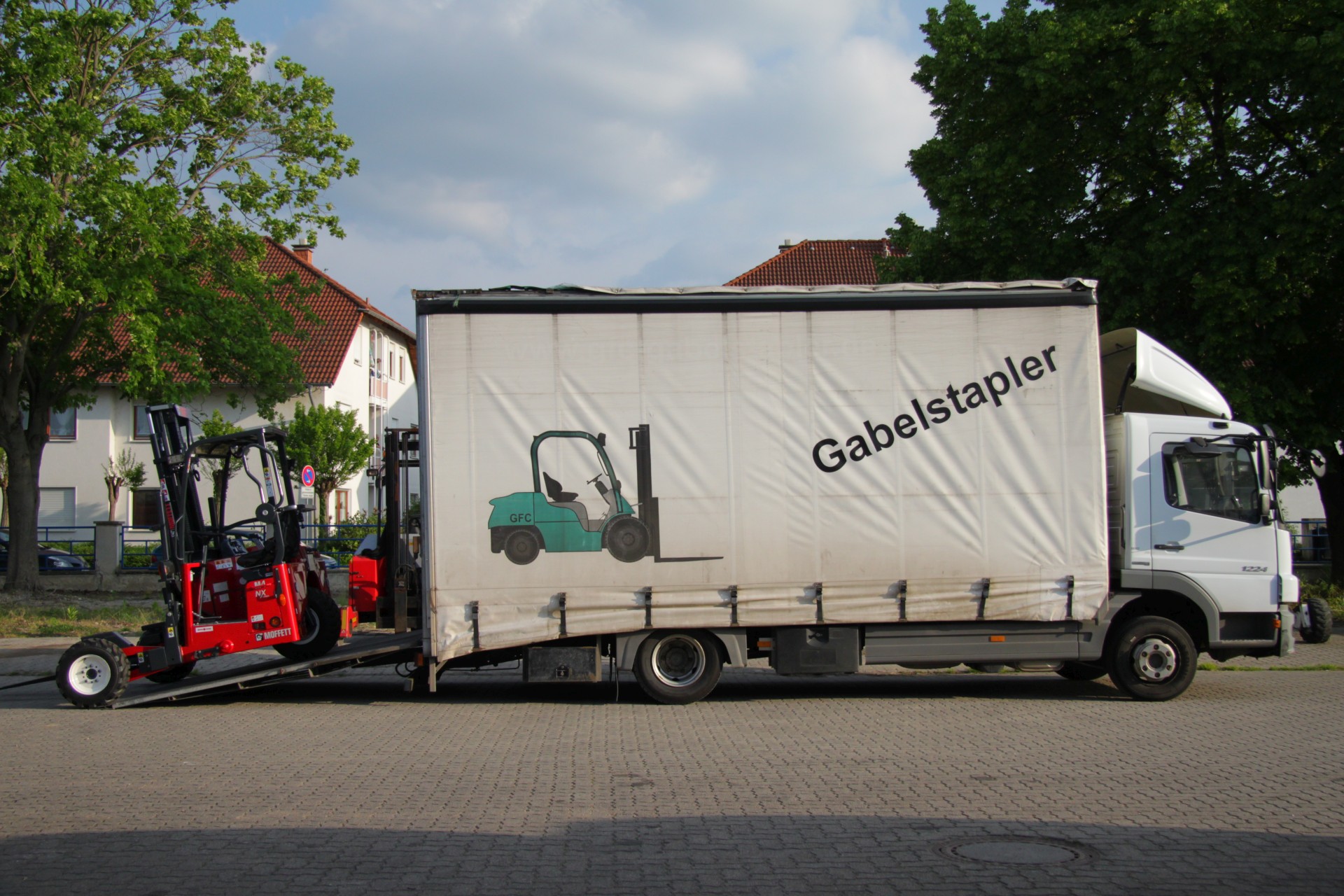 Staplertransport - Unkompliziert mit unserem LKW » Heller Gabelstapler